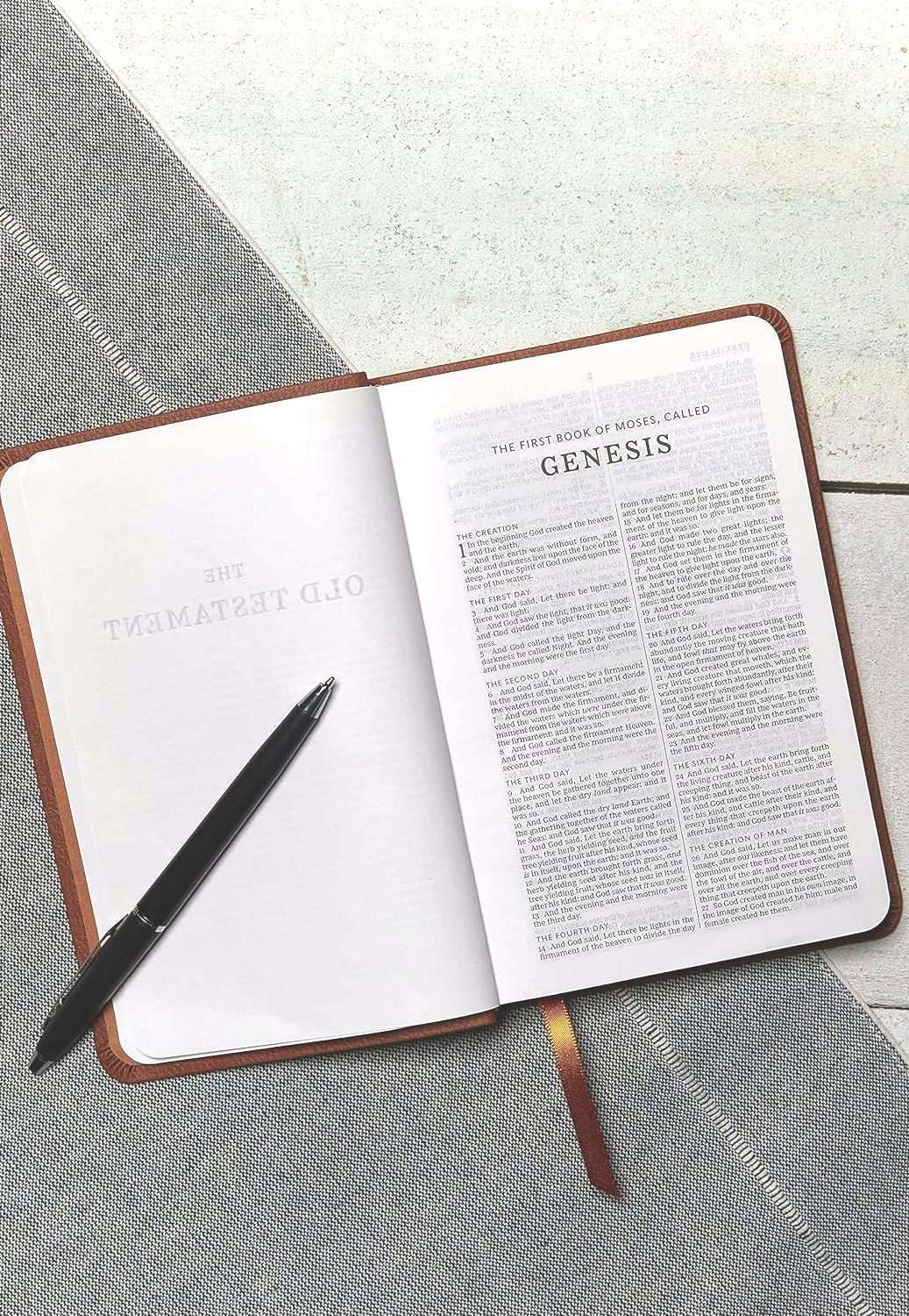 KJV Compact Thinline Bible: Black Leathersoft (ISBN:9780718098124) [24 ...